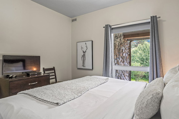 Rocky Mountain Haven - Mountain Views | Pool & Waterslide! - Alberta