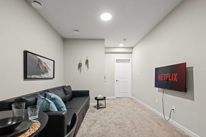 Driftwood Hideaway | Near Wem & Airport | Fastwifi - Edmonton
