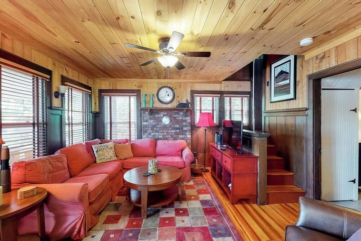 Charming Lakefront Cottage With A Dock, Wifi, & Washer/dryer - Dogs Welcome - Portland, ME
