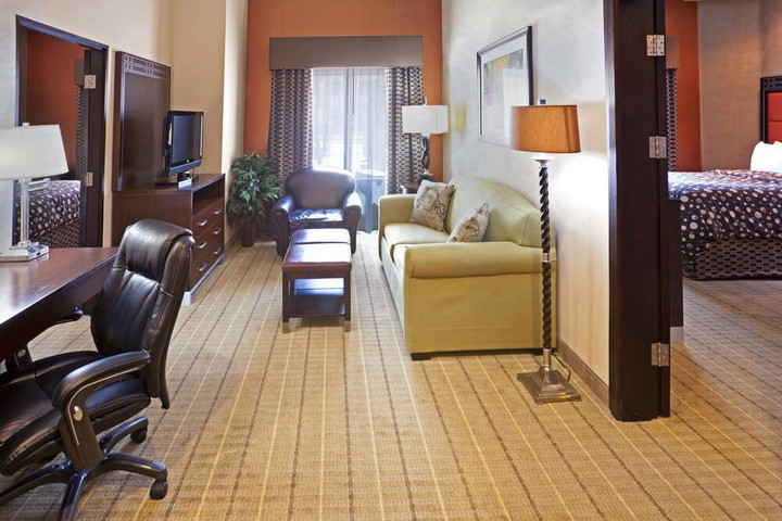 Accessible 2br Suite W/ Work Desk | Free Breakfast - Dallas, TX