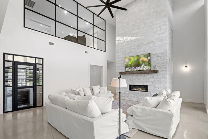 Lbj Retreat - Luxurious Lake Lbj Waterfront - German Farmhouse Getaway - Marble Falls, TX