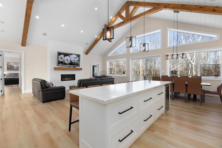 Luxurious Muskoka Retreat W/ Hot Tub, Sauna On A Private 24 Acre Lot. - Huntsville