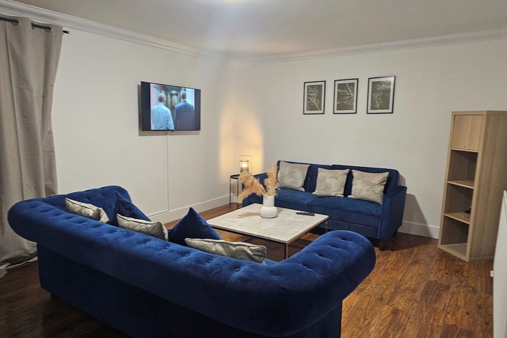 3 Bed House - Sleeps 6 - Parking - Wifi - Bridgend