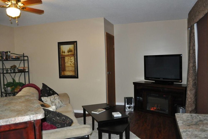 Garden House Located On One Acre In The Heart Of The City - Cumberland