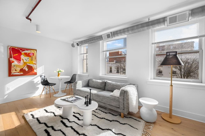 A Rare Find: Sun-drenched 2br Corner Suite In An 1860 Furniture Factory Turned Art Deco Landmark. Bold Art, King Street Views, Boutique-hotel Design. Chef's Kitchen, In-unit Laundry. Steps To Old Town's Waterfront. Dogs Welcome. - Arlington, VA