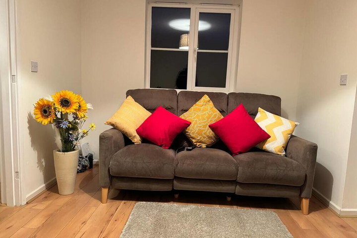Amazing 5 Bedrooms Detached House In Bedford - Bedford