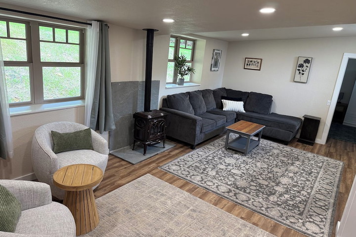 Pool Table, Hot Tub! 5 Bedroom, 3 Bath, 5 Min To Cal Poly Or Old Town. - Humboldt County, CA