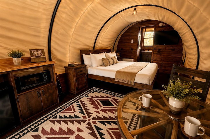 Scenic Riverfront Wagon Retreat Near Wind River Range In Dubois, Wyoming - Wyoming