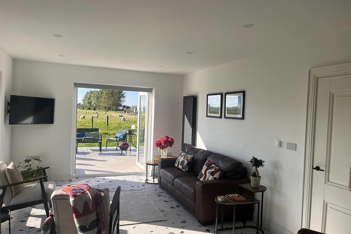 Sunset Cottage  - Sleeps 6 - Parking - Garden - County Donegal