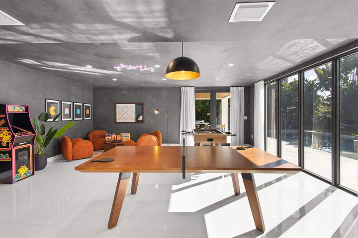 Miami Retreat I Sunset Rooftop, Pool, & Game Room - Miami Beach, FL