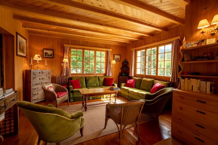 Pretty Chalet Located On A Large Plot Of Land Close To The Place De La Barboleuse, Its Shops And Res - Leysin