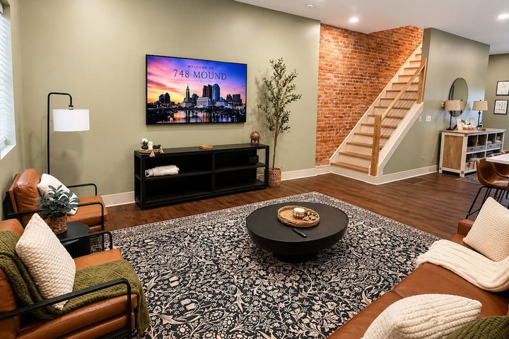Columbus Group Getaway Hot Tub, 3-tv Pub Lounge, Arcades, Shuffleboard & 12 Beds - Ohio