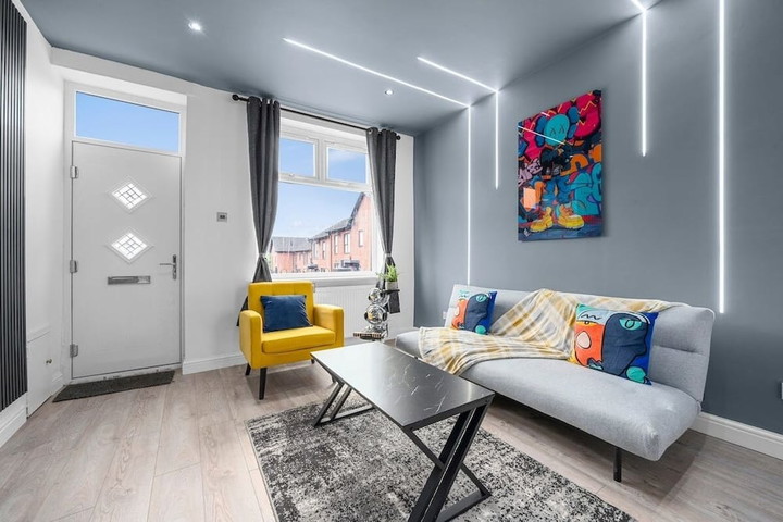 The Gallery House - Modern 2br Stay - Sleeps 5 - Bolton
