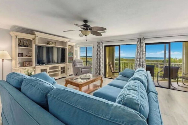 Cozy Beach Condo Steps Away From The Beach! - Fort Pierce, FL