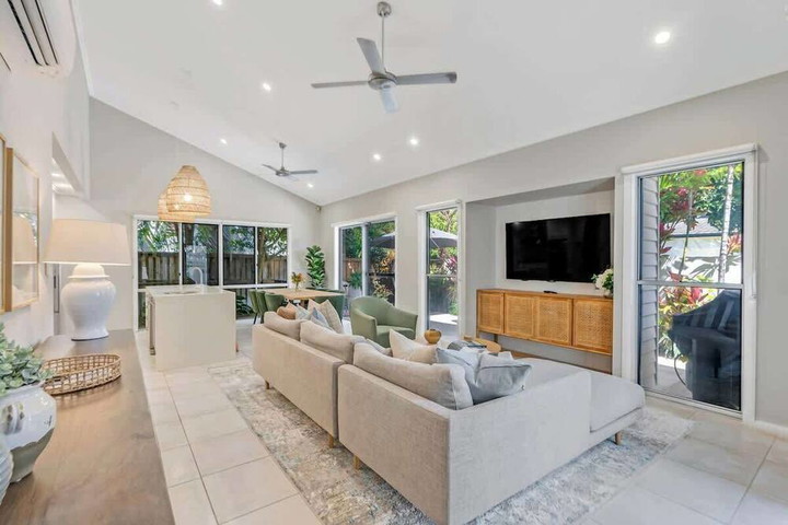 Cove House: Coastal Convenience By The Pool - Cairns