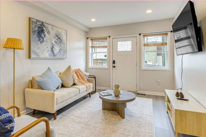 Modern Rowhome Near Stadiums & Harbor - Free Nearby Parking - Essex, MD