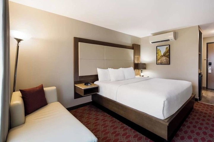 Blissful Room With Indoor Swimming Pool, Near Airport Ideal For Quick Access - Calgary