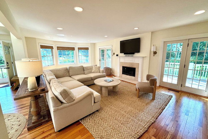 Relax At A Private Beach! Three Bedrooms Await You Near Shelter Island Beaches! - Sag Harbor, NY
