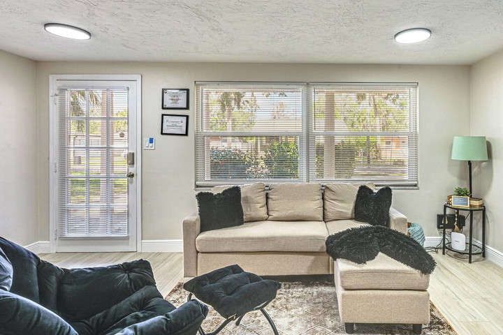 Walk To Sponge Docks! Bright Home W/ Yard - Tarpon Springs, FL
