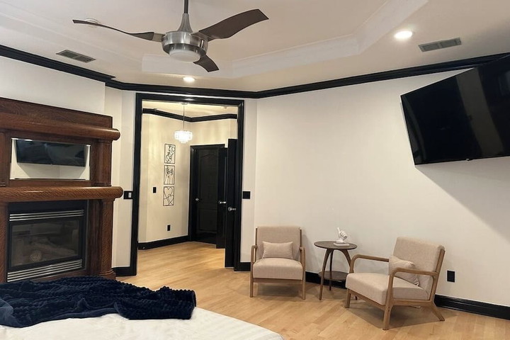 Modern Chic Loft In Downtown Shawnee Ks Walking Distance To Local Attractions - Kansas City, KS