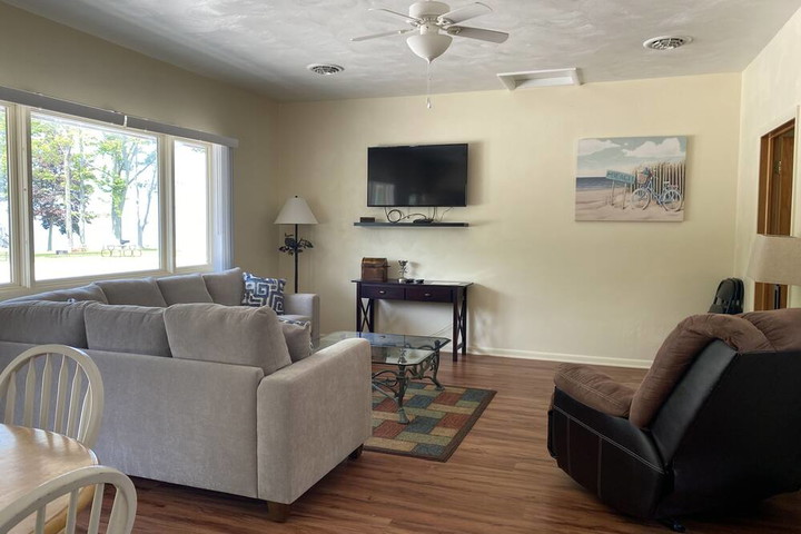 "A Wave From It All" Unit 3, Apartment On The Lake - Geneva, OH