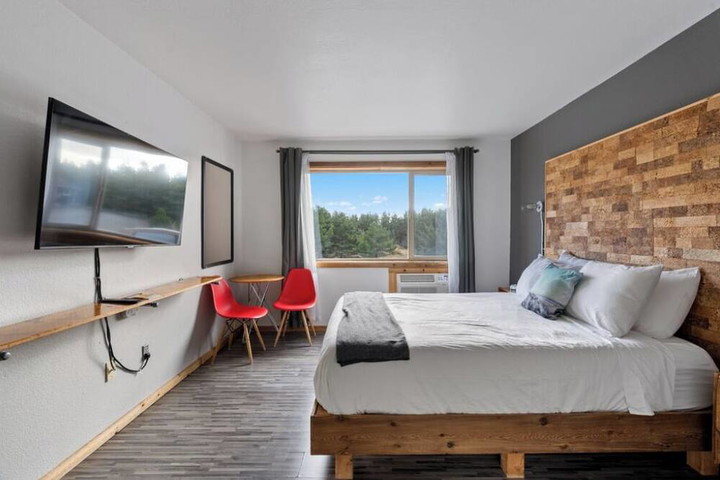 Steps Away From Long Beach Peninsula! Indoor Pool, Pets Allowed, Free Parking! - Long Beach, WA