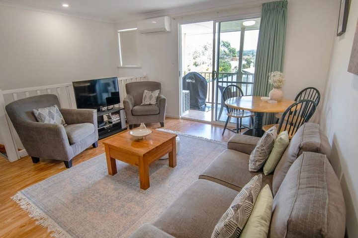 Cute Upstairs 2 Bedroom Apartment Perfect For Short Stays While Visiting Albany - Albany