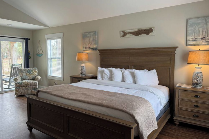 Luxury Lodging, Lakefront View, King Bed W/private Bath, Private Patio. - North Carolina