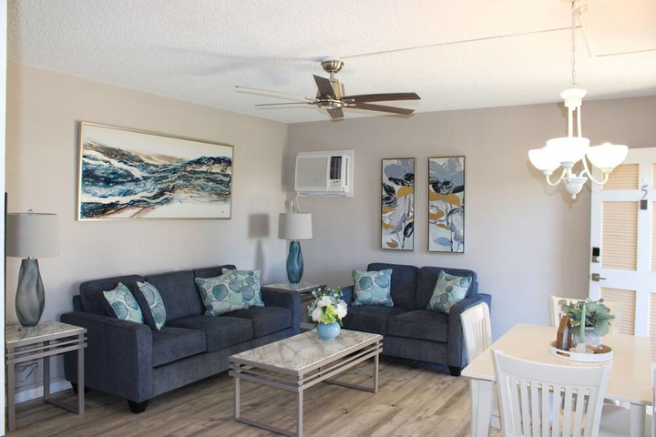 2-bedroom 1-bath Apartment 0.7 Mile Walk To The Beach Marco Island, Fl - Marco Island, FL