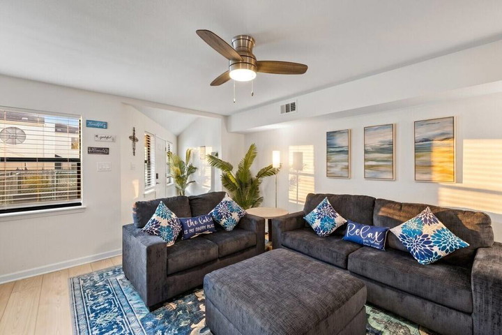 Elegant Lakefront Condo Showcasing Spectacular Views. - League City, TX