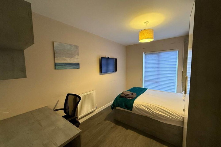Modern Egham Retreat For Four - Staines-upon-Thames