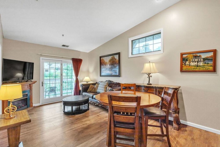 New! 3rd Floor Front Side Corner Penthouse Suite - 304 By Grand Wood Suites - Nashville, IN