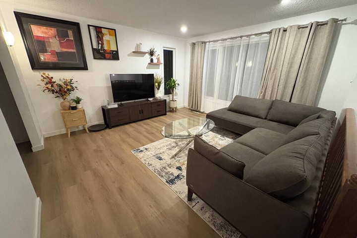 Spacious And Cozy Bunglow With 4 Bedrooms-sweet Home With Free Parkings - Regina