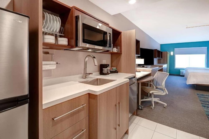 Relax & Enjoy! Pool, Kitchen, Free Breakfast, And Parking For Your Comfort! - Tucson, AZ