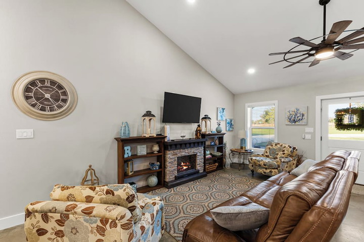 Cozy Modern Barndominum Near Franklin Ranch Sports Park - Franklin, TX