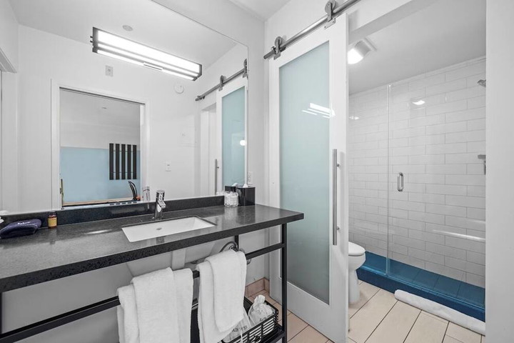 2 Pet Friendly Room: Immerse In Venice Vibes With Scenic Balcony Retreat - Venice Beach, CA