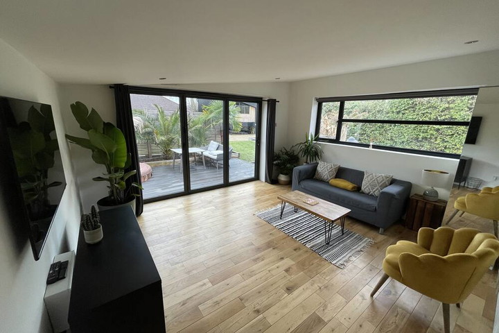 Relaxing Guest House With Jacuzzi & Boat Hire - Staines-upon-Thames