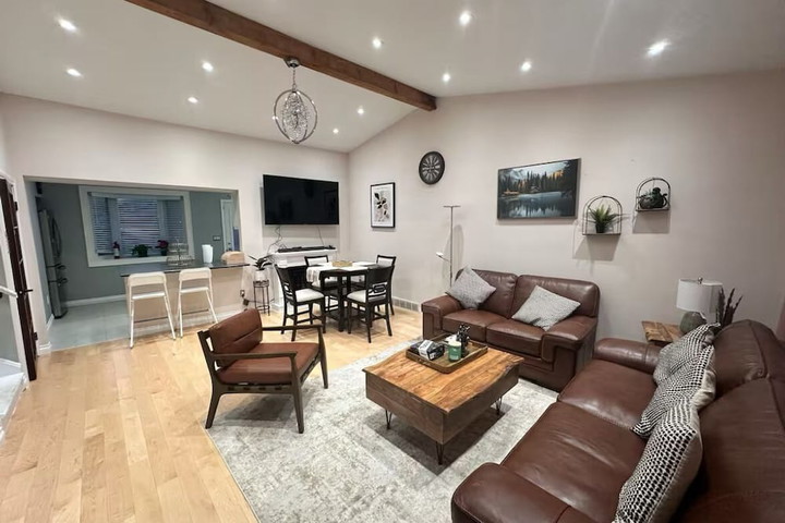 Stylish 3 Bedroom Home With Hot Tub | Minutes To Falls, Golf, Wineries And More! - Buffalo, NY