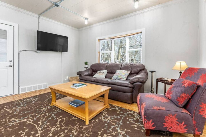 Stylish, Spacious Home: Walk Downtown, Fenced Yard On Washington St. - Appleton, WI