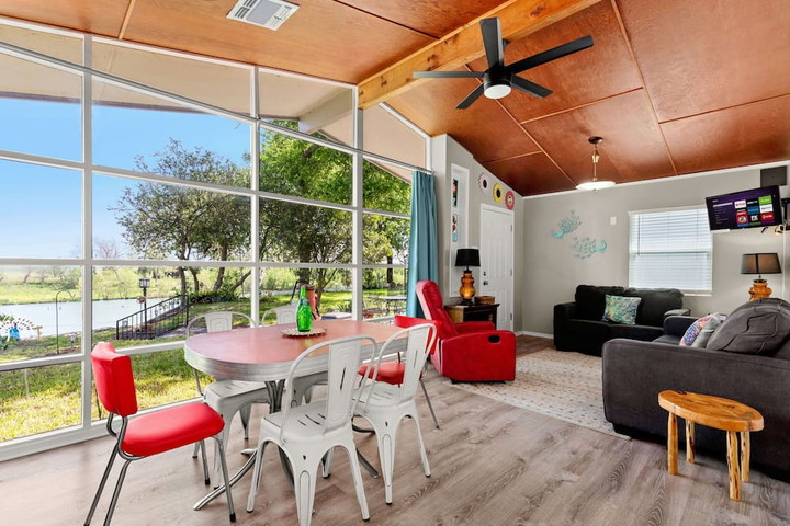 One Of A Kind Vintage Lakefront Getaway On Lake Dunlap--w/d, Fire Pit, 4 Tvs - New Braunfels, TX