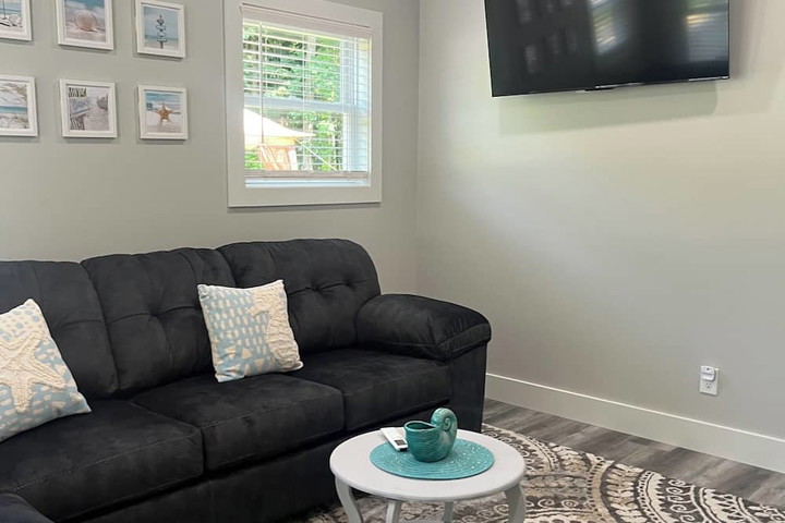 New Cottage In A Quiet Residential Area! Close To The Strip! 7 Mi. From Spire. - Lake Erie, PA