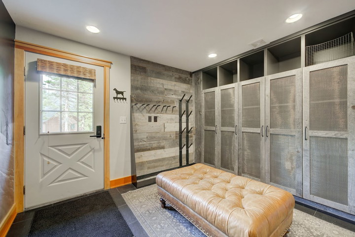 Mountain Views, Hot Tub & Sauna! Cozy Fireplace, 10-minutes From The Slopes! - Big Sky, MT