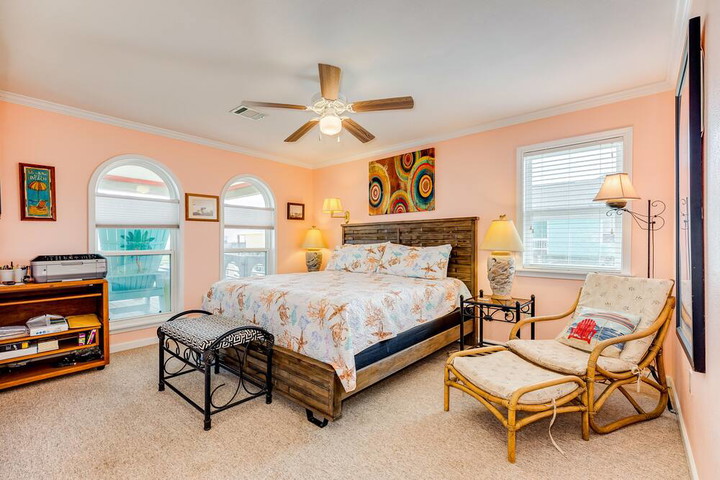 Steps To The Beach | Tropical Theme | Pet Paradise - Crystal Beach, TX
