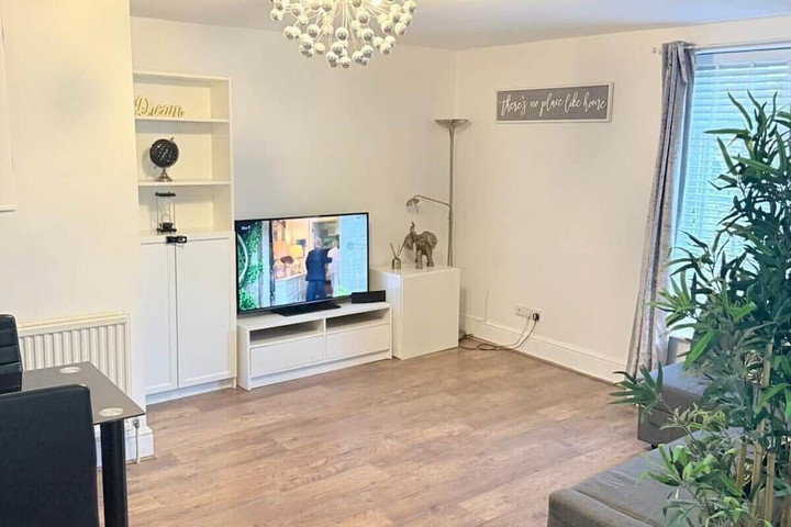 Cossy Two Bedroom Apartment In Canning Town - Ilford