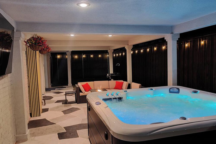 3-bdr Resort-style Home - Hot Tub, Mini Golf, Fire Pit, Grill, 1gig Wifi, Office - Garland, TX