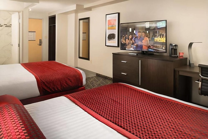 2 X Elite 2 Queens At The Strat Hotel, Casino & Tower - Las Vegas, NV