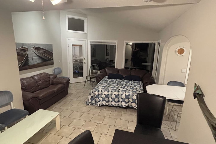 3 Br 5 Bed Upper Floor With Massive Lake View - Peachland