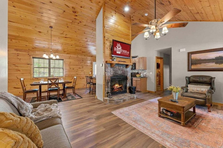 King Bedrooms, Resort Amenities, Indoor And Outdoor Pools - Branson, MO