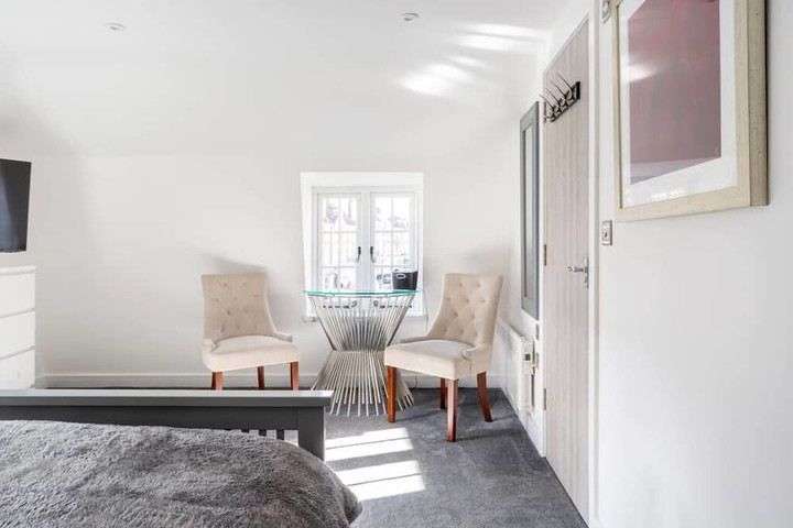 The Secret: Stylish And Spacious En Suite Bathroom - Blandford Forum