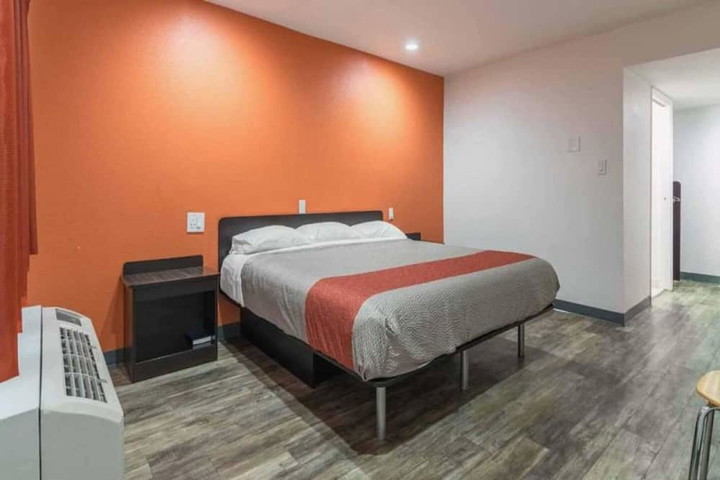 1 King Bed | Smoking, Micfridge - Barstow, CA